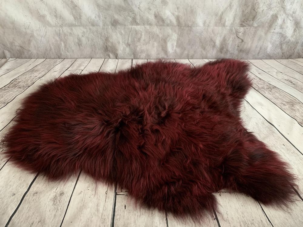 Ekte Islandske Saueskinn i Burgundy Red Brisa farge -langhåret ...